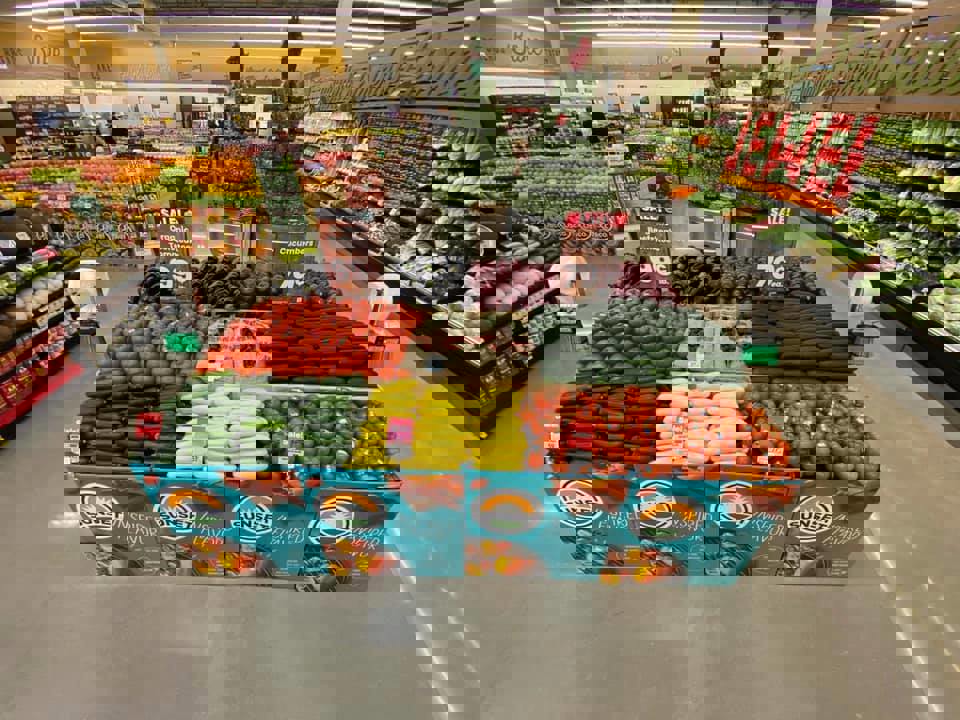 Beaux rayons de fruits et légumes