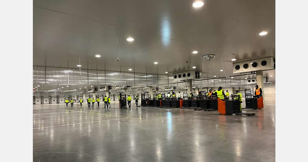 Arrivée du premier bateau au nouveau terminal fruitier du port de Sète