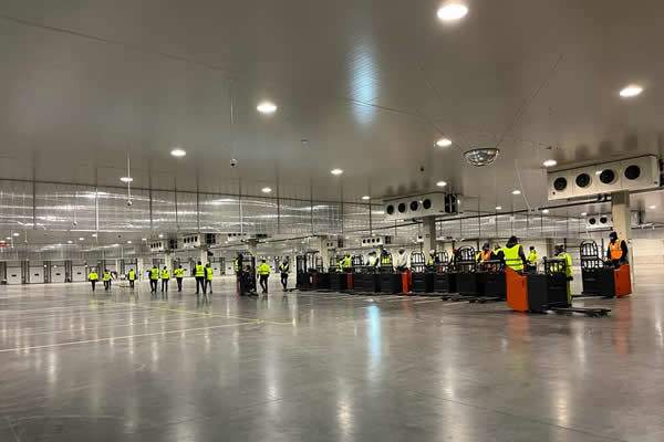 Arrivée du premier bateau au nouveau terminal fruitier du port de Sète
